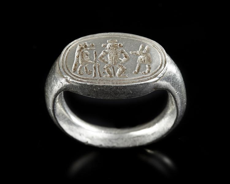AN EGYPTIAN PALE ELECTRUM FINGER RING, NEW KINGDOM, CIRCA 16TH-11TH ...