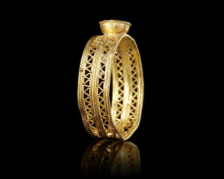 A BYZANTINE GOLD FINGER RING, CIRCA 6TH-7TH CENTURY A.D.