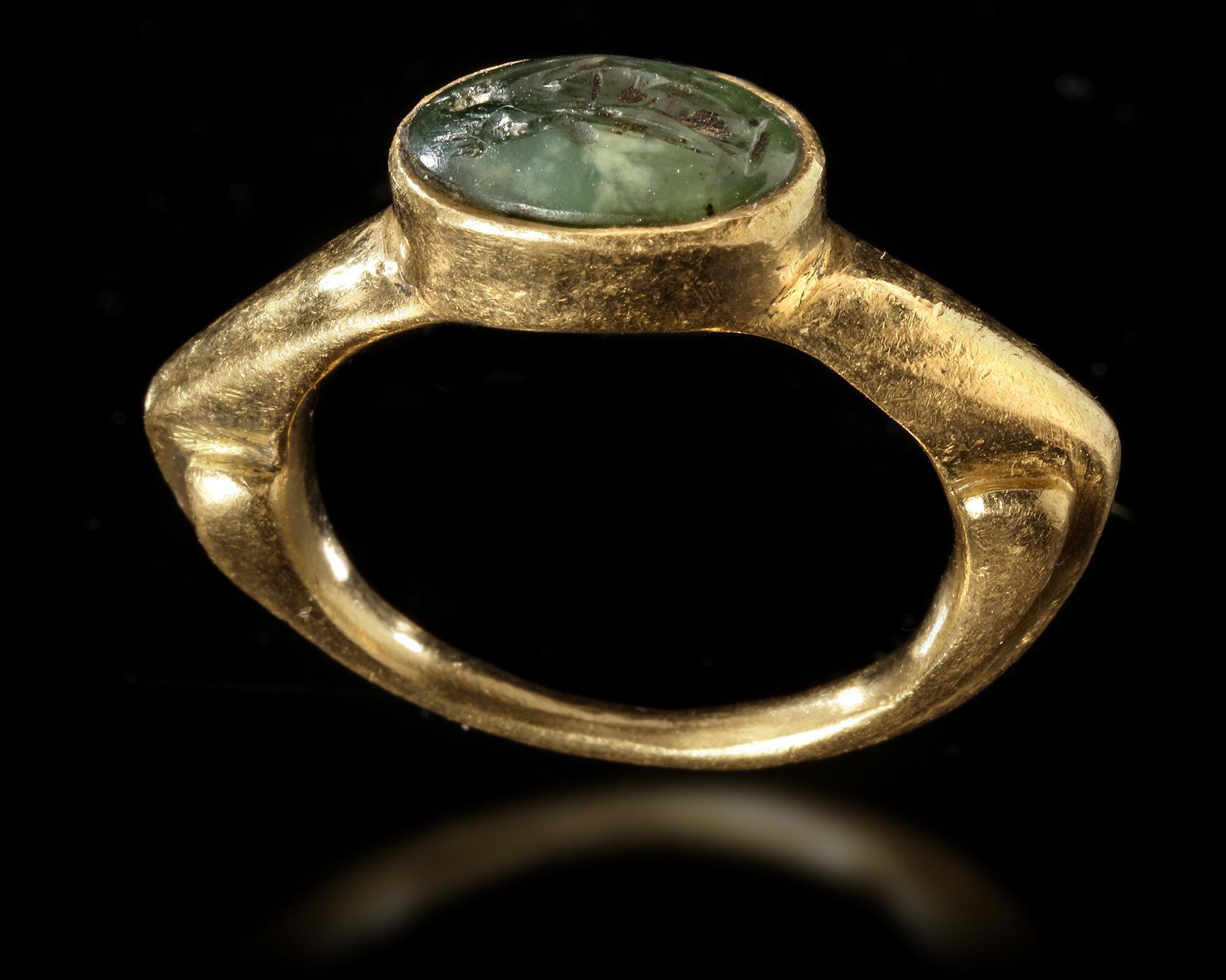 A ROMAN GOLD RING WITH INTAGLIO, CIRCA 1ST- 2ND CENTURY A.D.
