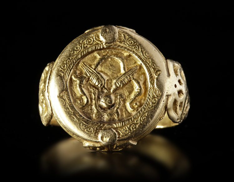 A GOLD SEAL RING