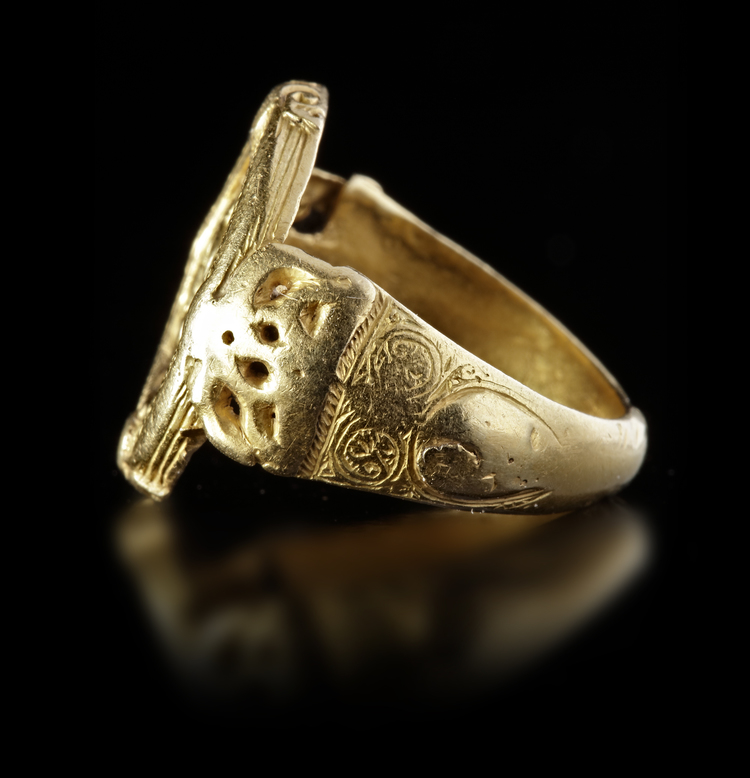 A GOLD SEAL RING