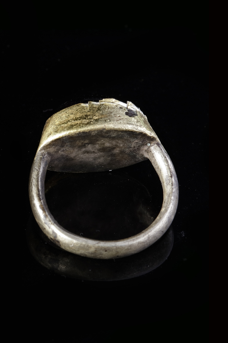 A RUBY SEAL SILVER RING