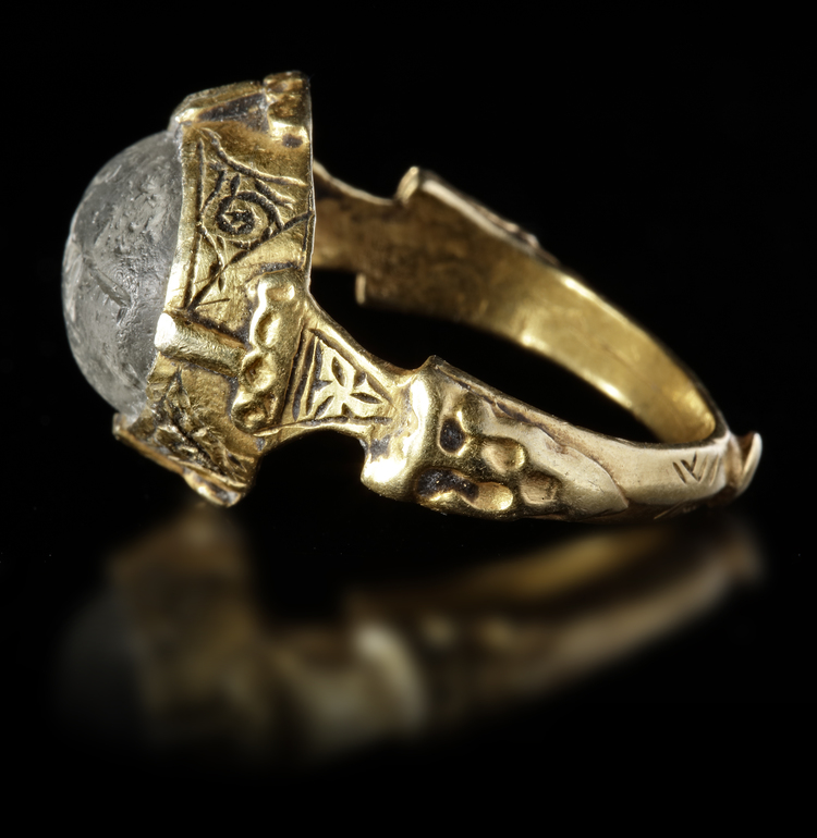 A CRYSTAL SEAL GOLD RING