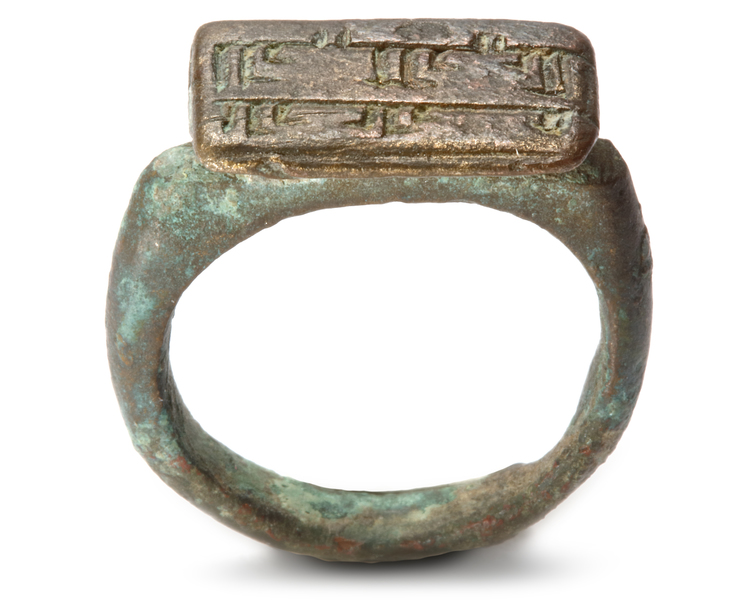 AN ISLAMIC KUFIC INSCRIBED BRONZE RING