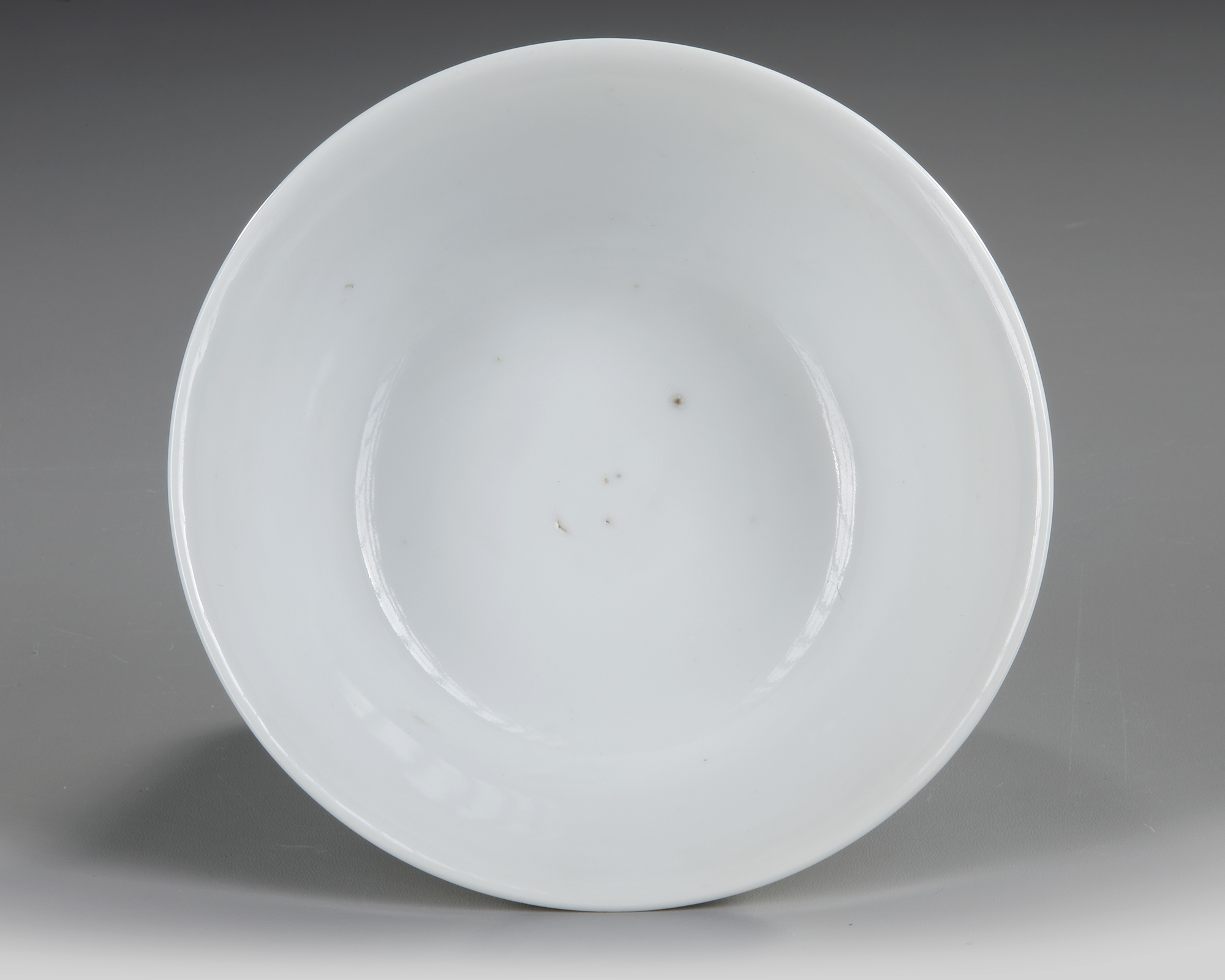 A CHINESE WHITE-GLAZED ANHUA DRAGON STEM CUP, EARLY 18TH CENTURY