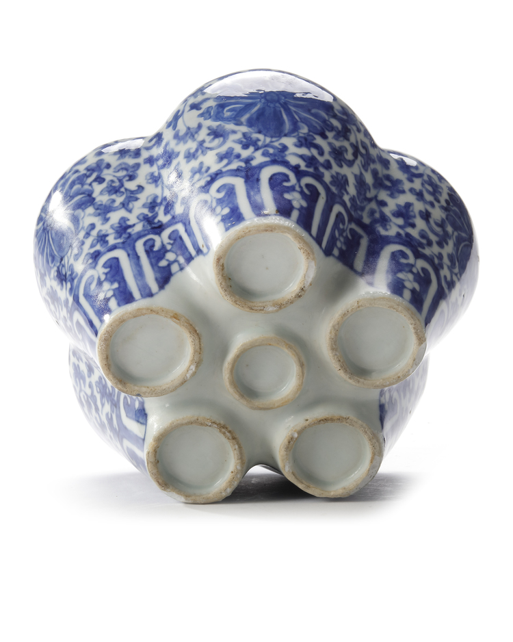 A CHINESE BLUE AND WHITE CROCUS VASE, 19TH CENTURY