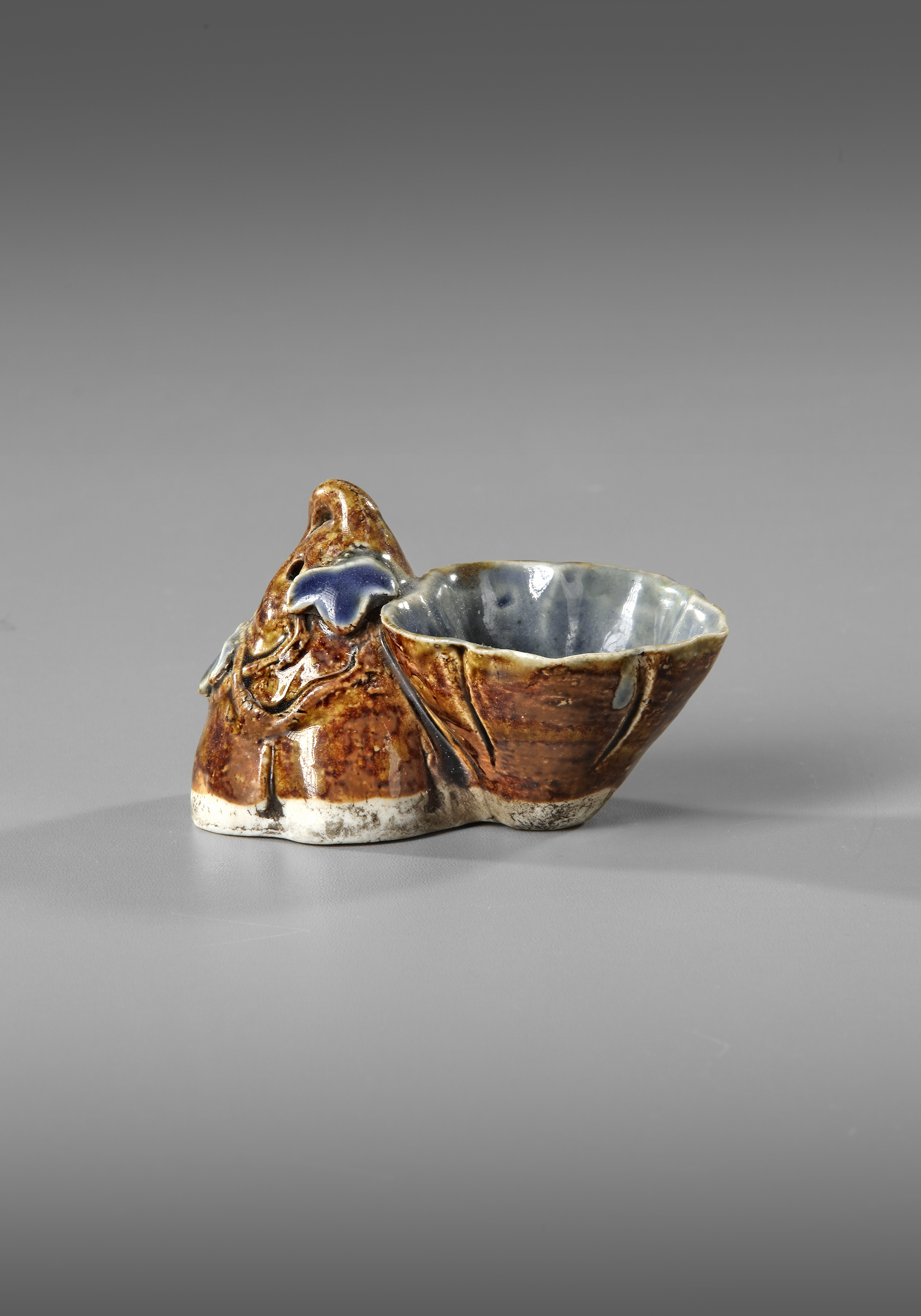 A JAPANESE WATER DROPPER IN THE SHAPE OF A LOTUS, HIRADO,19TH CENTURY