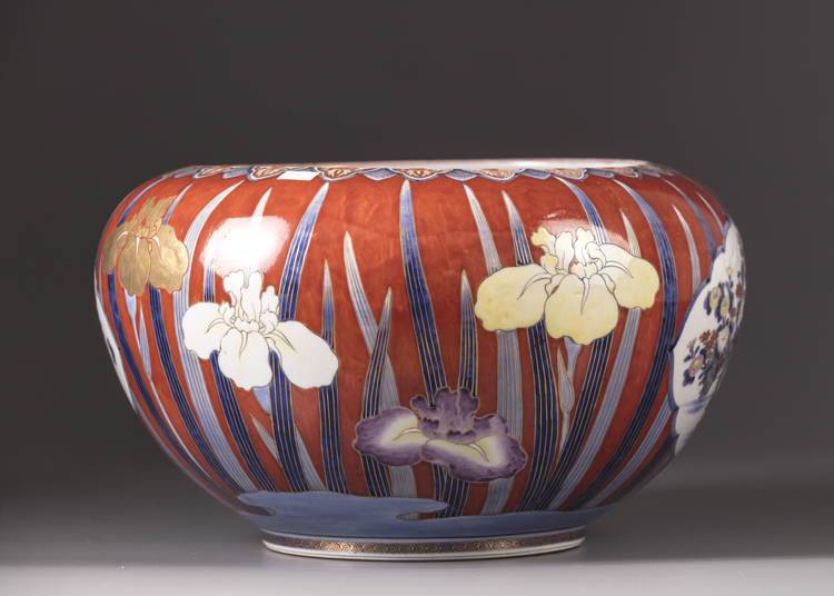 A large Japanese Imari pot