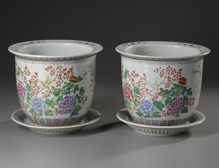 A PAIR OF CHINESE FAMILLE ROSE POTS ON STANDS, 19TH-20TH CENTURY