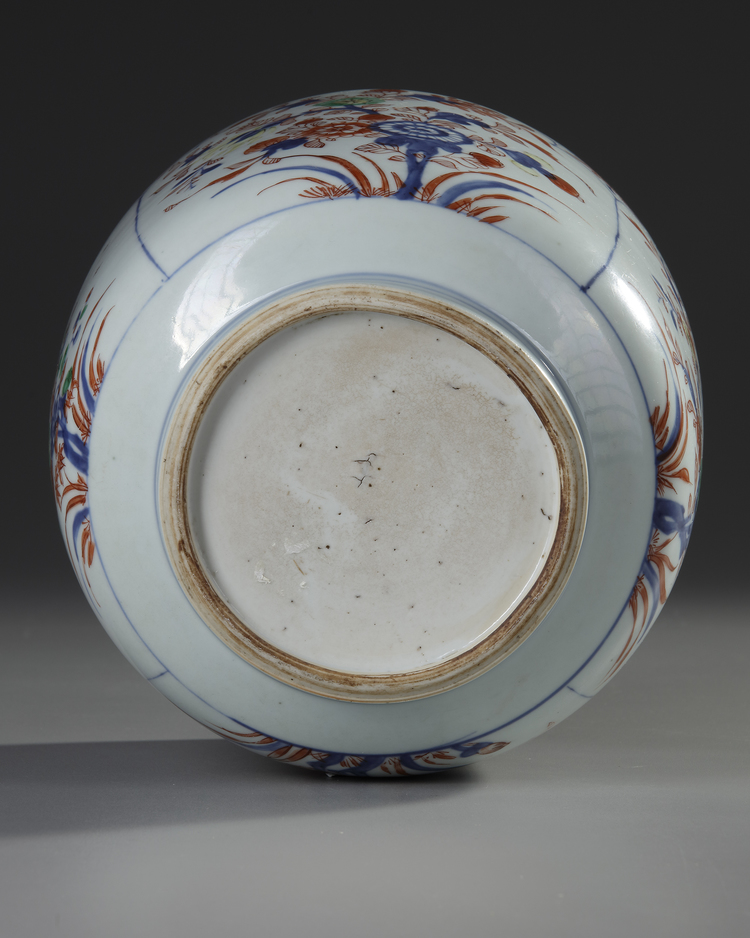 A CHINESE VERTE-IMARI POT, 18TH CENTURY
