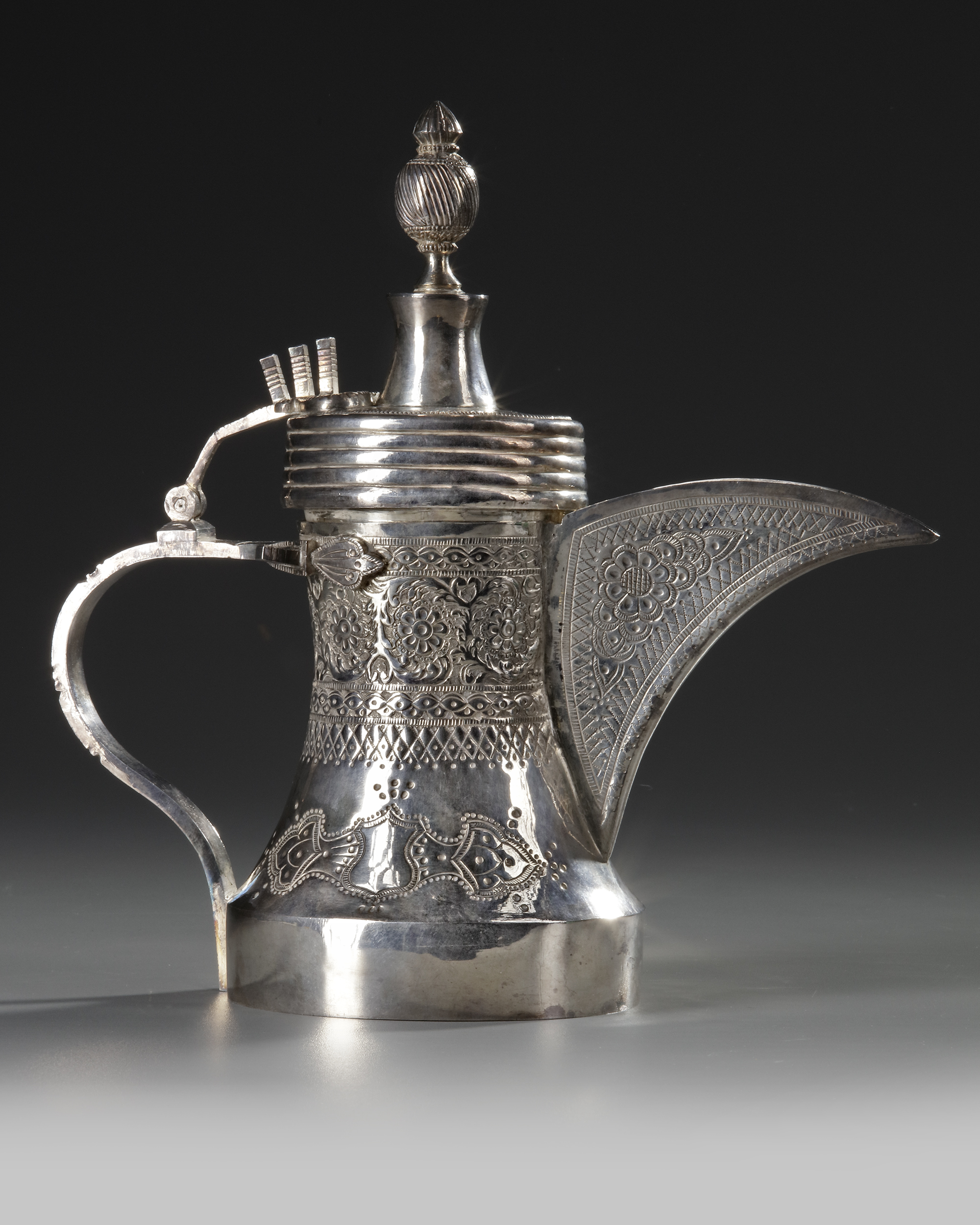 A SILVER COFFEE POT OR DALLAH OMAN NIZWA, CIRCA 1940-1950