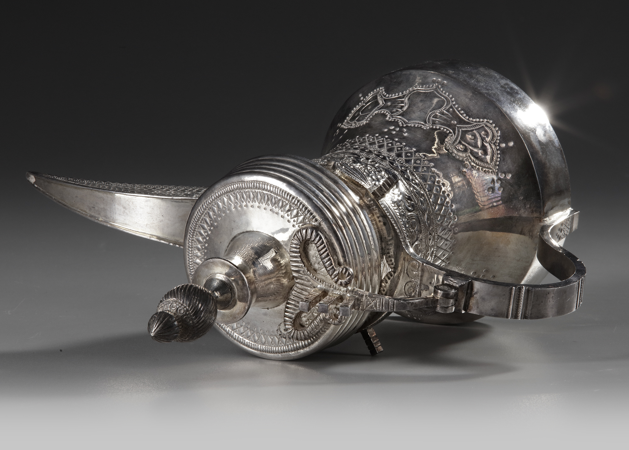 A SILVER COFFEE POT OR DALLAH OMAN NIZWA, CIRCA 1940-1950