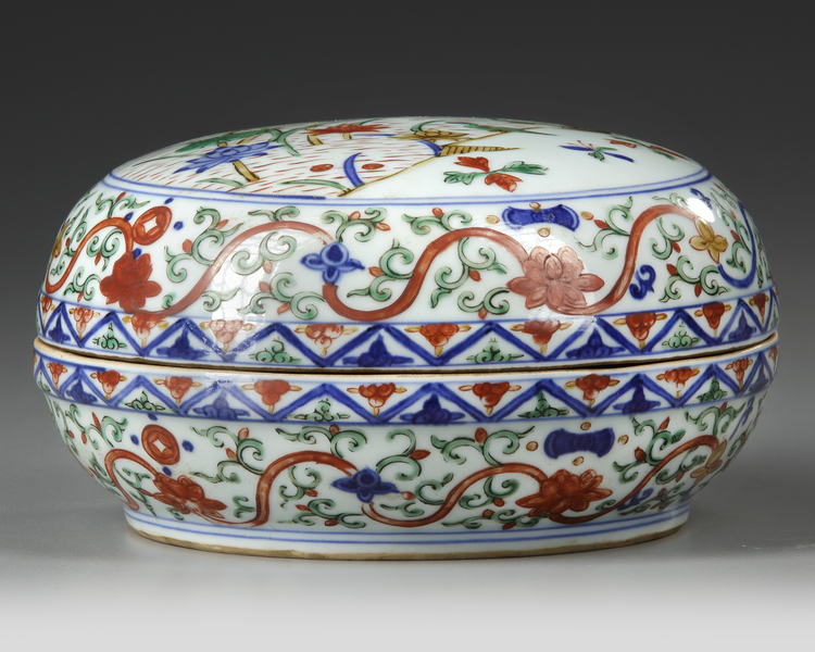 A CHINESE WUCAI SECTIONED CIRCULAR BOX AND COVER, MING DYNASTY OR LATER