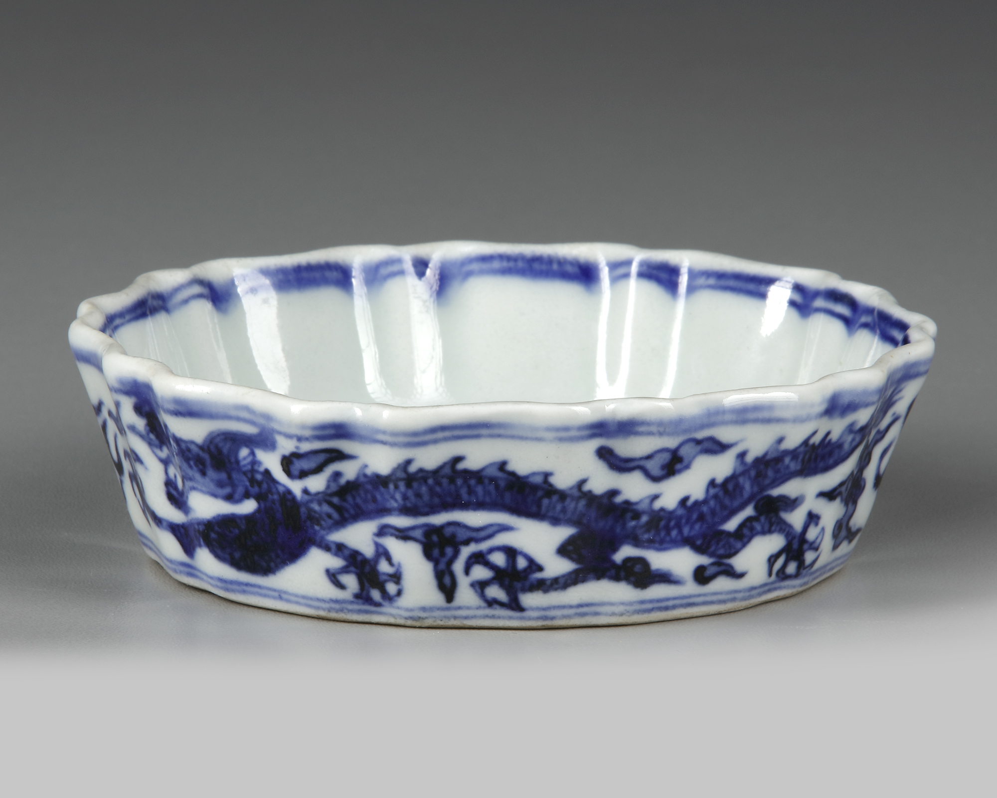 A CHINESE BLUE AND WHITE BRUSH WASHER, 20TH CENTURY