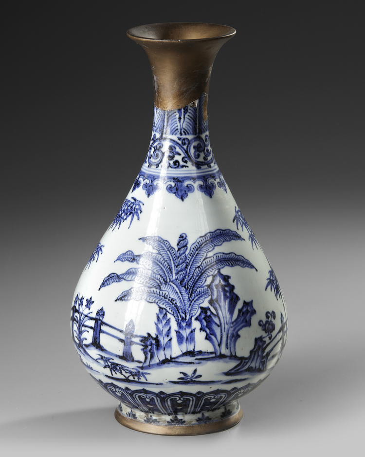 A CHINESE BLUE AND WHITE PEAR SHAPED VASE
