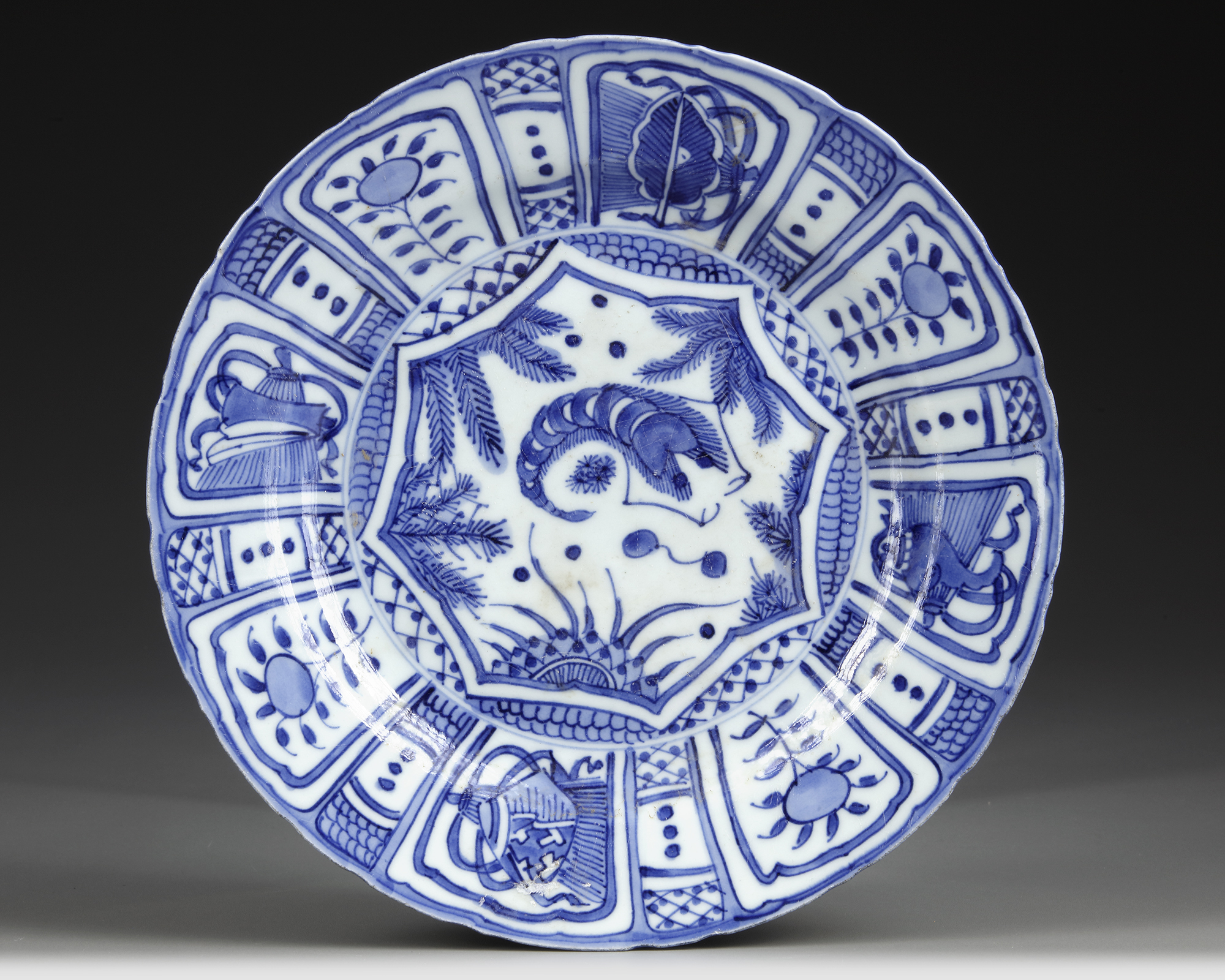 A CHINESE BLUE AND WHITE KRAAK PORCELAIN DISH