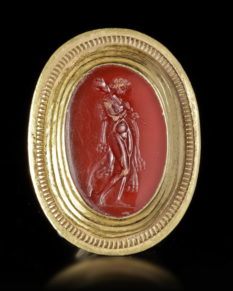 A LARGE HELLENISTIC RING WITH INTAGLIO OF OMPHALE, 2ND-1ST CENTURY BC