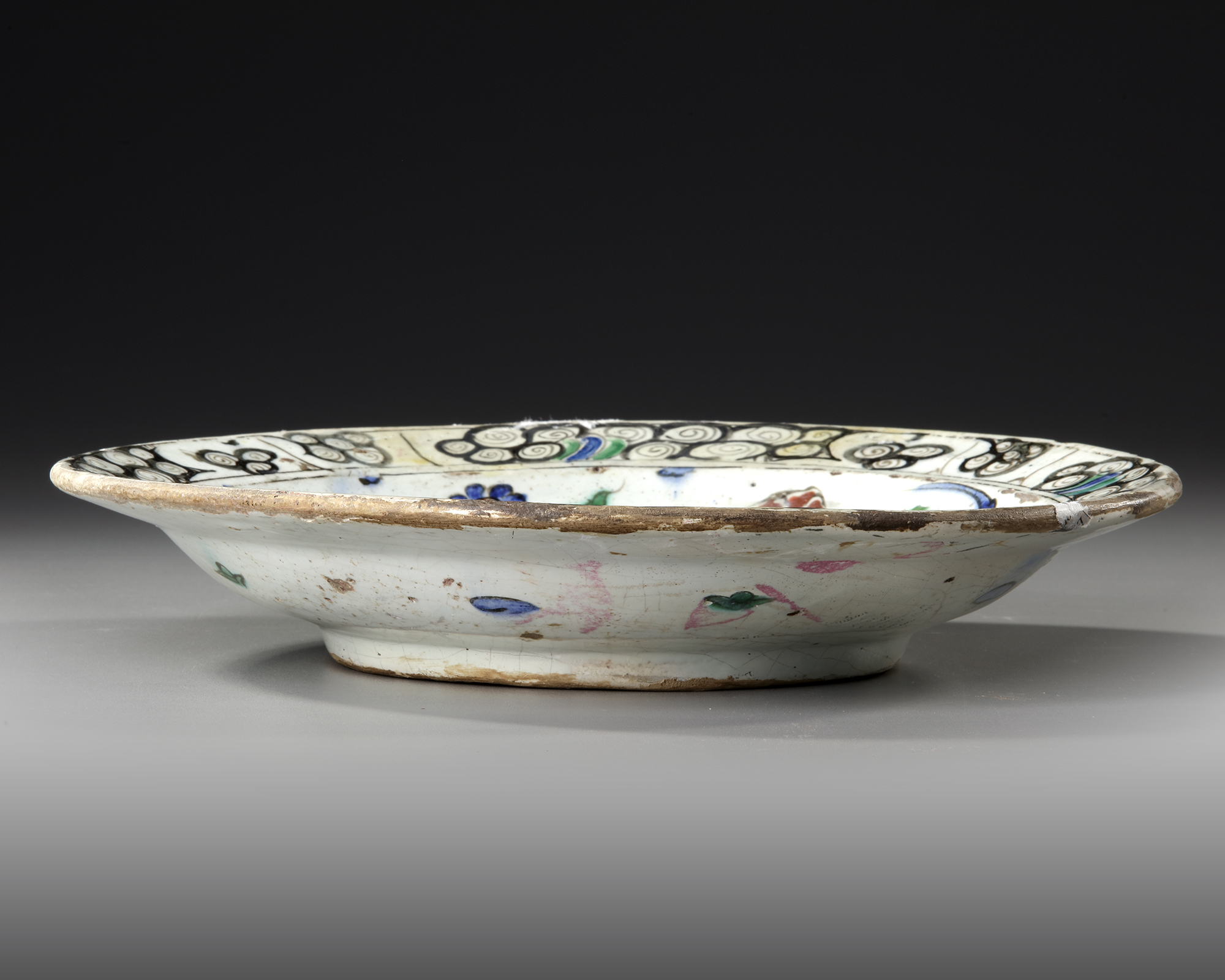 AN OTTOMAN IZNIK POTTERY DISH, TURKEY, 16TH CENTURY