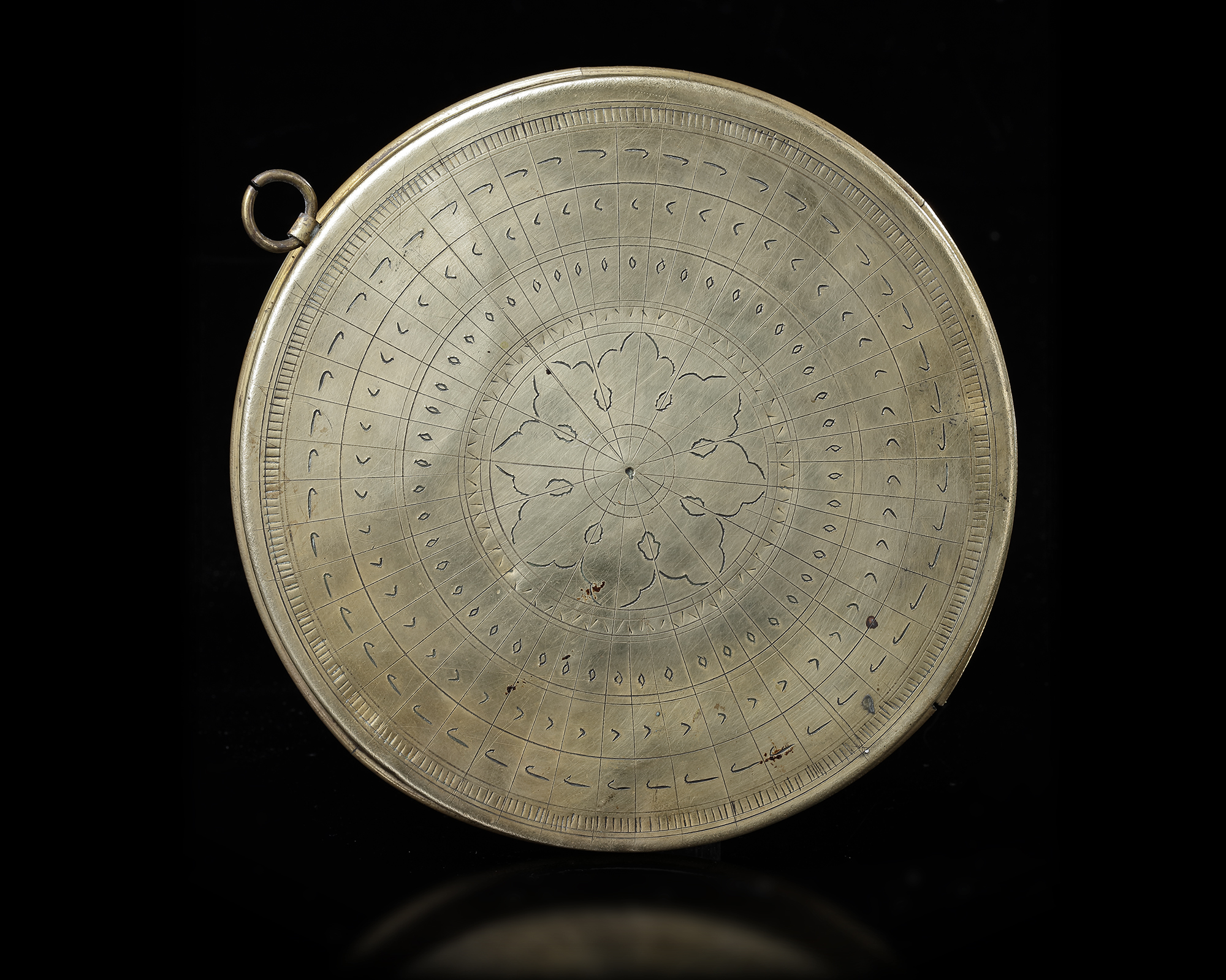 A BRONZE QIBLA INDICATOR WITH COMPASS, 19TH -20TH CENTURY