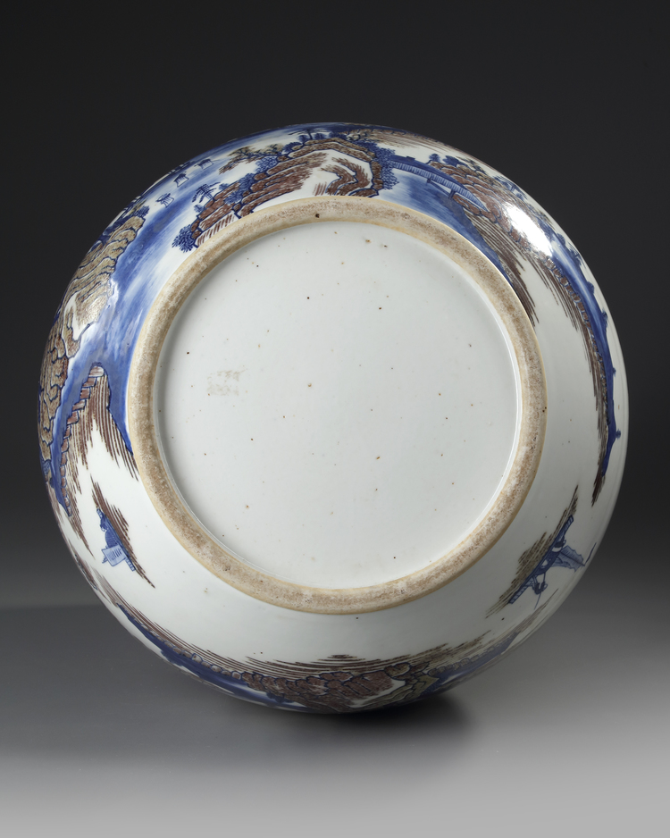 A CHINESE HU-FORM VASE, 20TH CENTURY