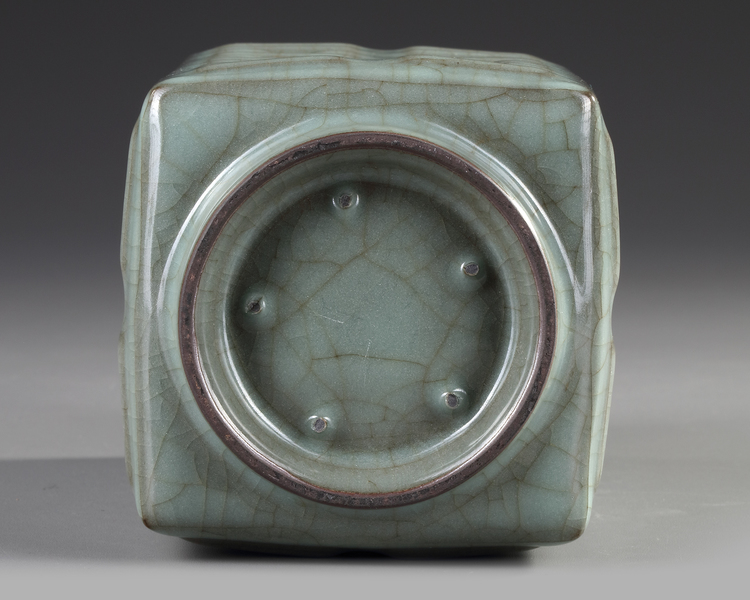 A CHINESE GUAN-TYPE CONG VASE, QING DYNASTY (1644-1912)