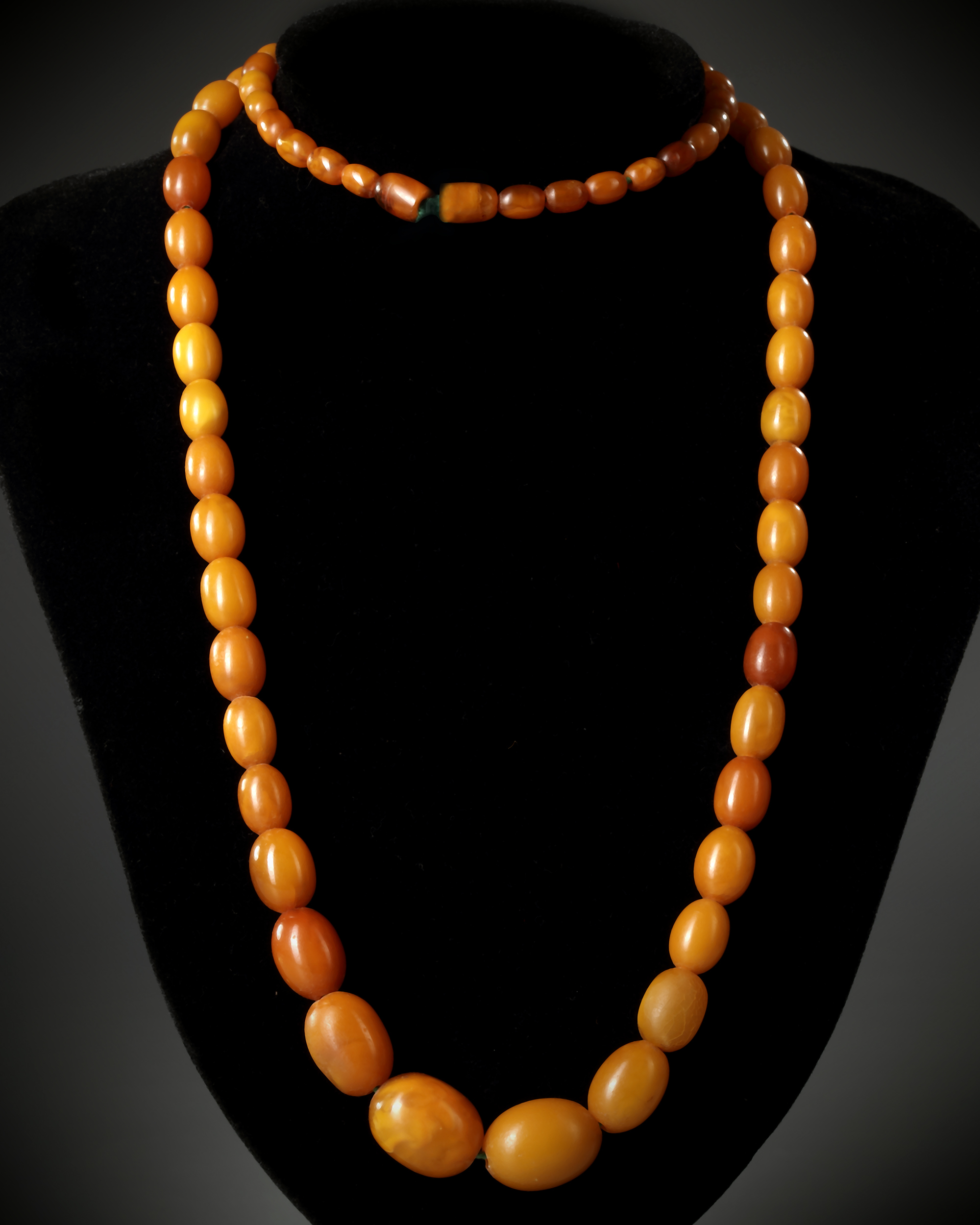 A NATURAL BALTIC AMBER BEAD NECKLACE