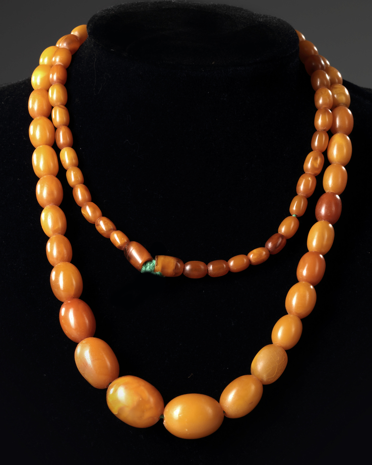 A NATURAL BALTIC AMBER BEAD NECKLACE A NATURAL BALTIC AMBER BEAD NECKLACE