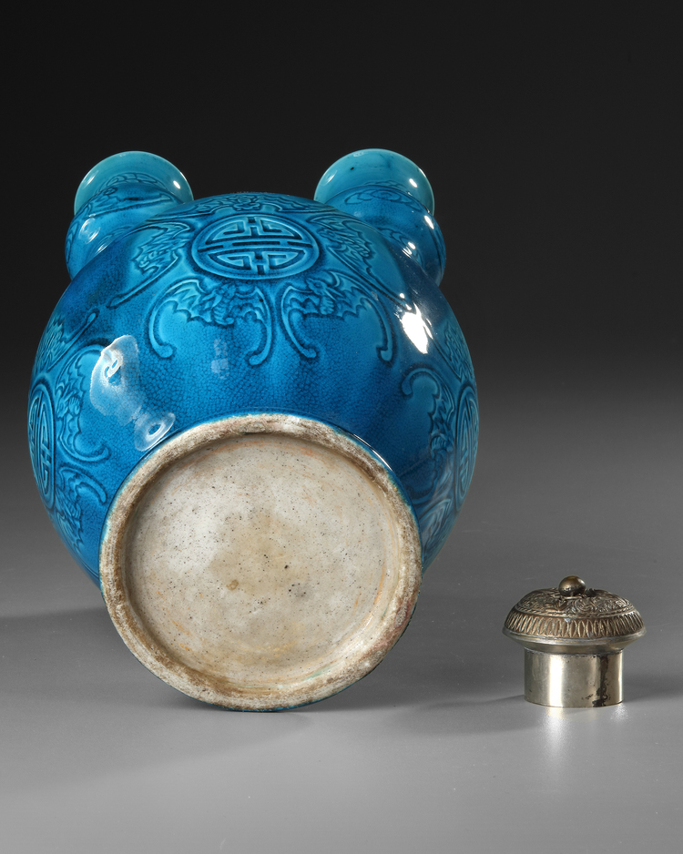 A CHINESE TURQUOISE GLAZED VASE, 20TH CENTURY