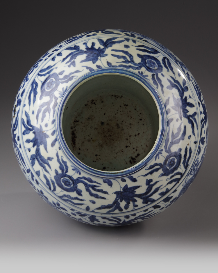 A CHINESE BLUE AND WHITE JAR, MING DYNASTY (1368-1644)