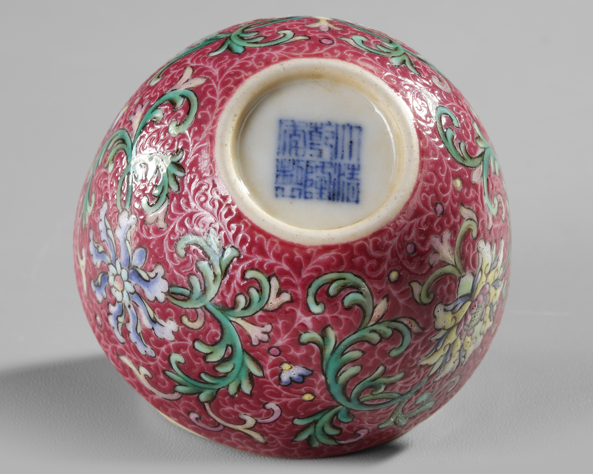 A CHINESE RUBY-GROUND FAMILLE ROSE CUP, 19TH CENTURY