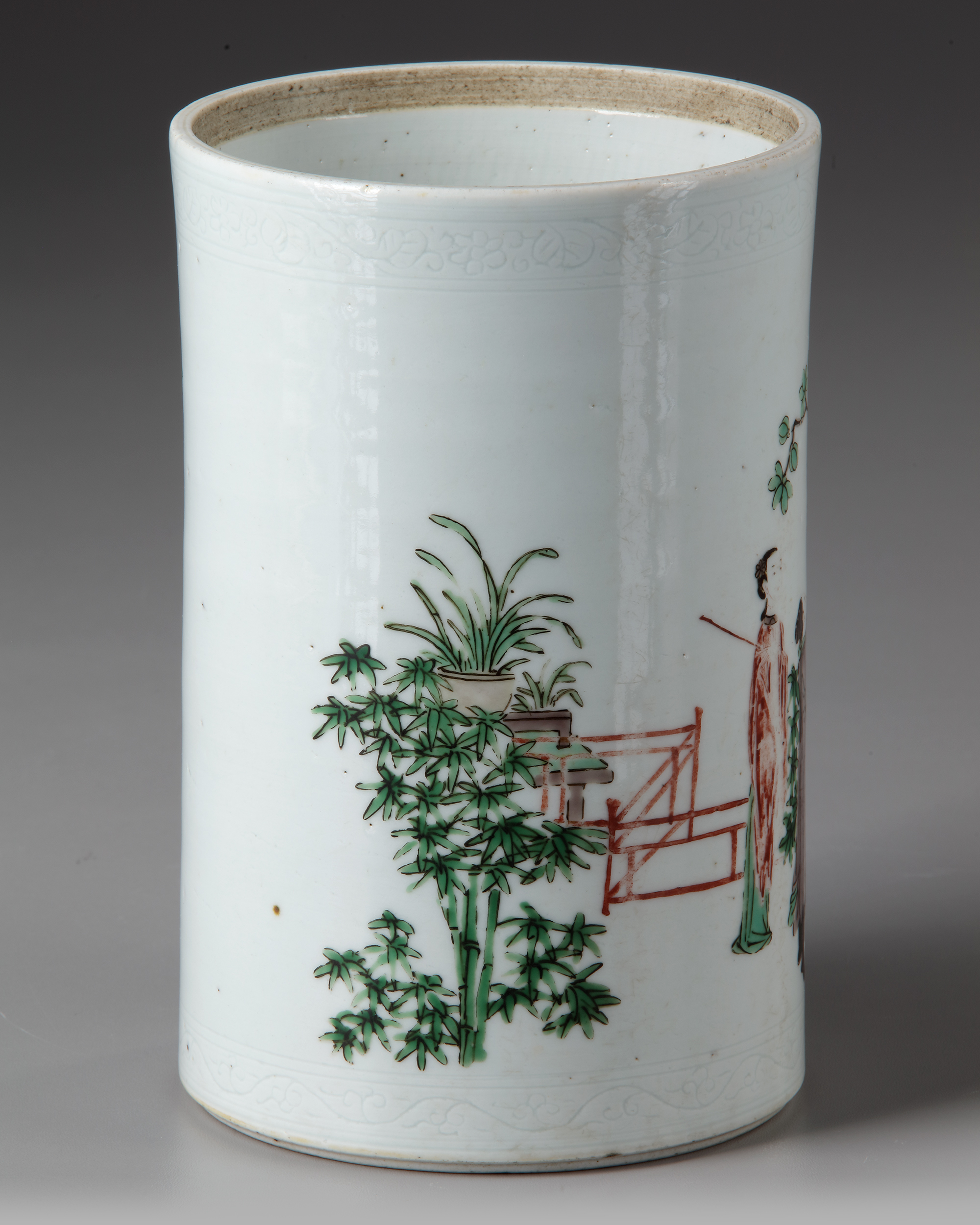 A CHINESE FAMILLE VERTE BRUSH POT, BITONG, QING DYNASTY (1644- 1911)