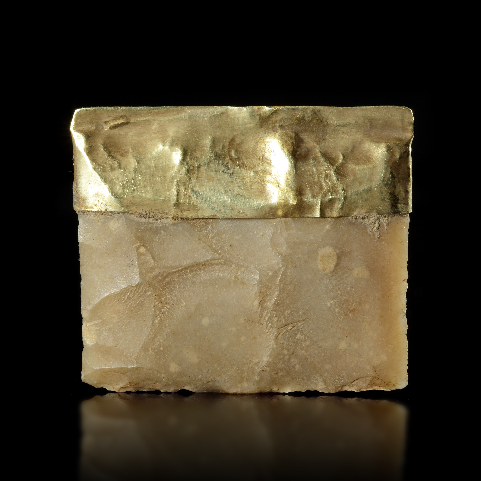 A NEAR EASTERN FLINT TOOL PARTIALLY ENCASED IN GOLD, 3RD/4TH MILLENNIUM BC