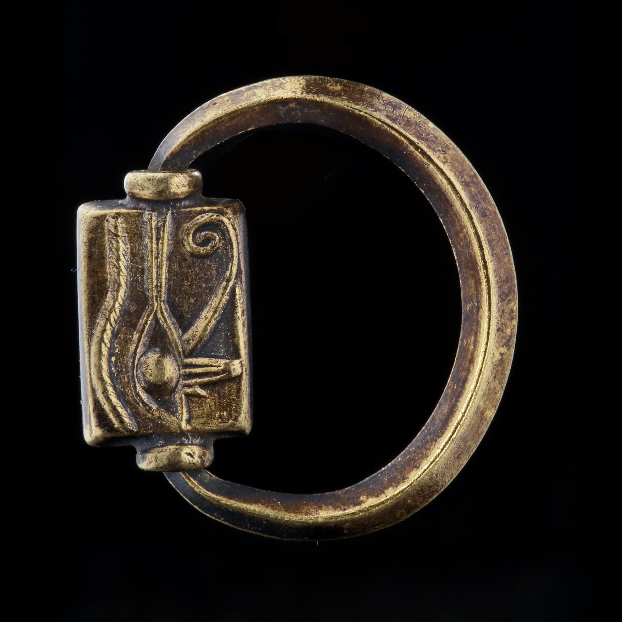 A PHOENICIAN RING IN GOLD WITH AN EYE OF HORUS, 6TH-7TH CENTURY CENTURY BC
