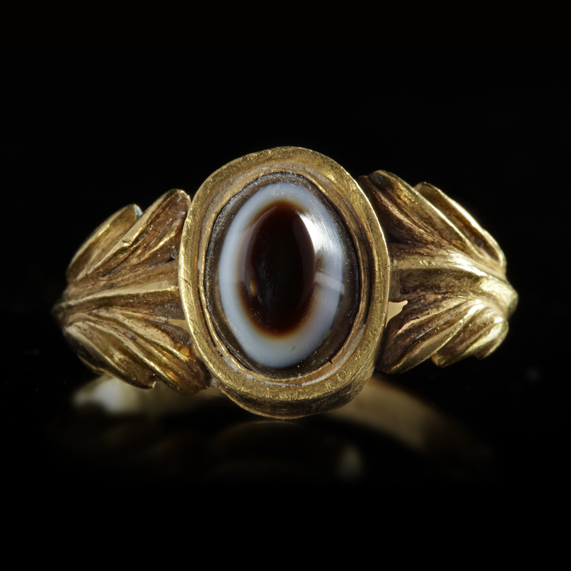 A ROMAN GOLD RING WITH AN AGATE MOUNTED IN THE BEZEL, 1ST/2ND CENTURY AD