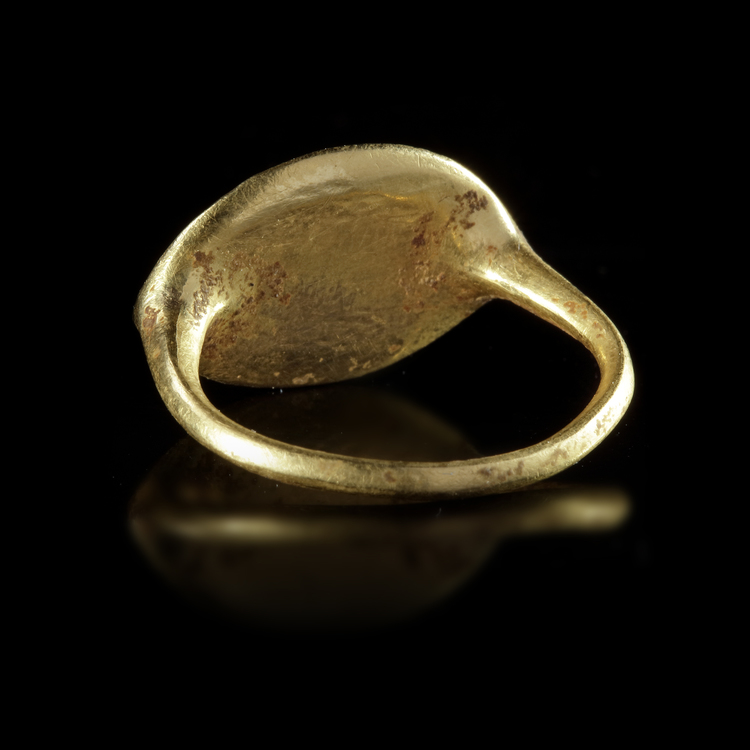 AN ARCHAIC GREEK GOLD RING WITH A BULL, CIRCA LATE 6TH CENTURY BC