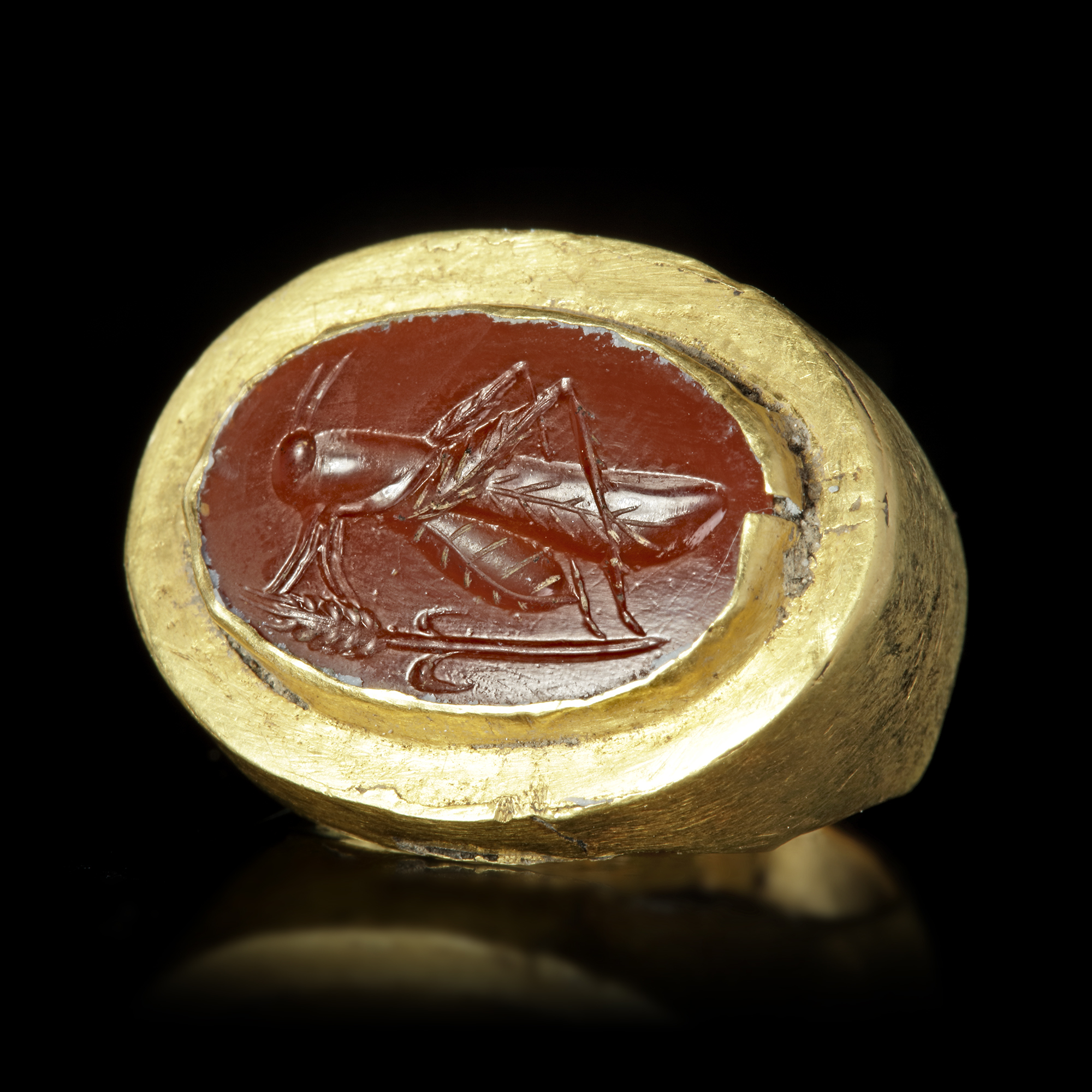 A HELLENISTIC GOLD RING WITH AN INTAGLIO SHOWING A LOCUST, 2ND/3RD ...