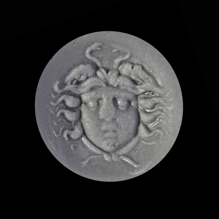 A ROMAN GOLD RING WITH AN AGATE INTAGLIO WITH MEDUSA, 1ST CENTURY AD