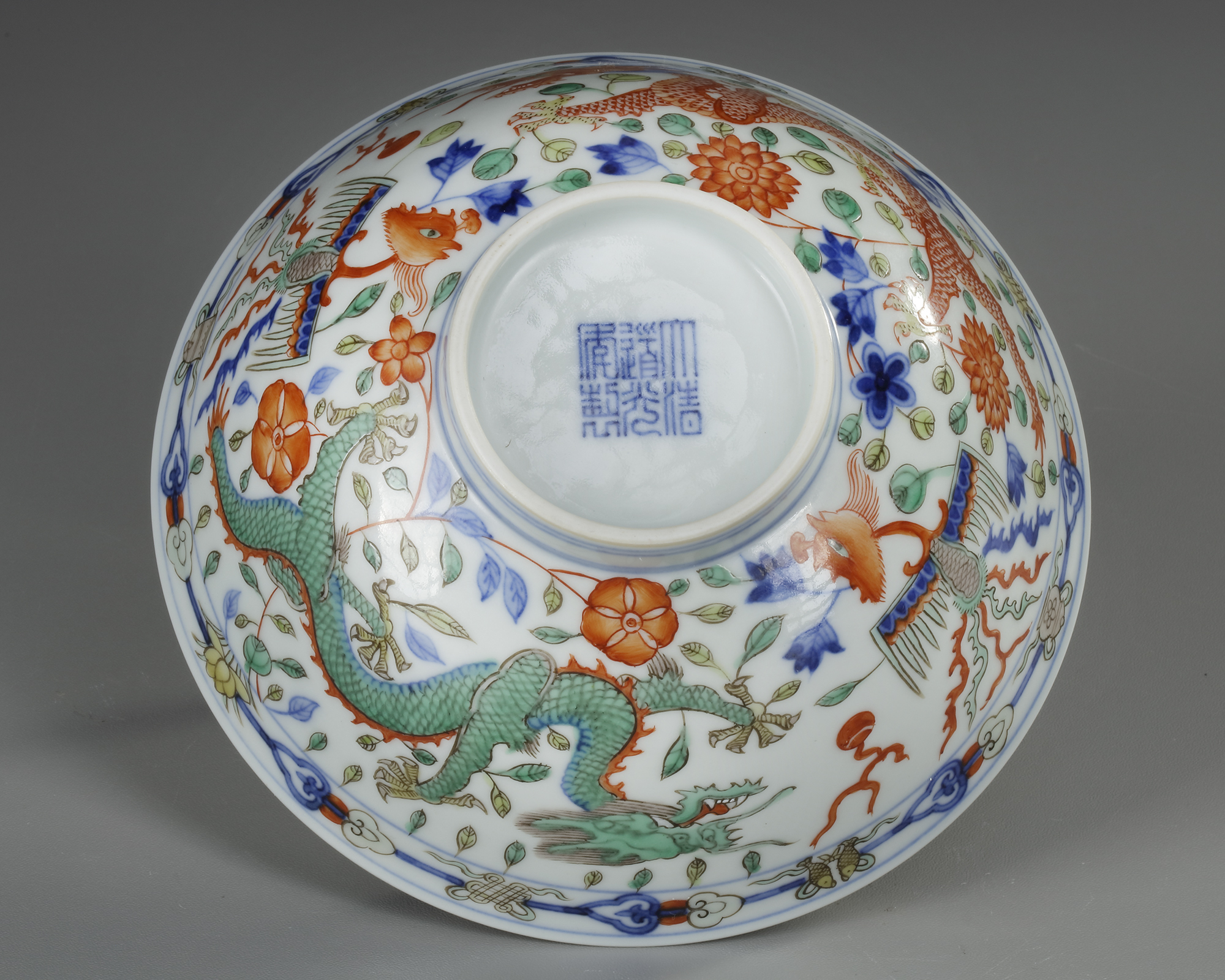 A CHINESE WUCAI DRAGON AND PHOENIX BOWL, 19TH-20TH CENTURY