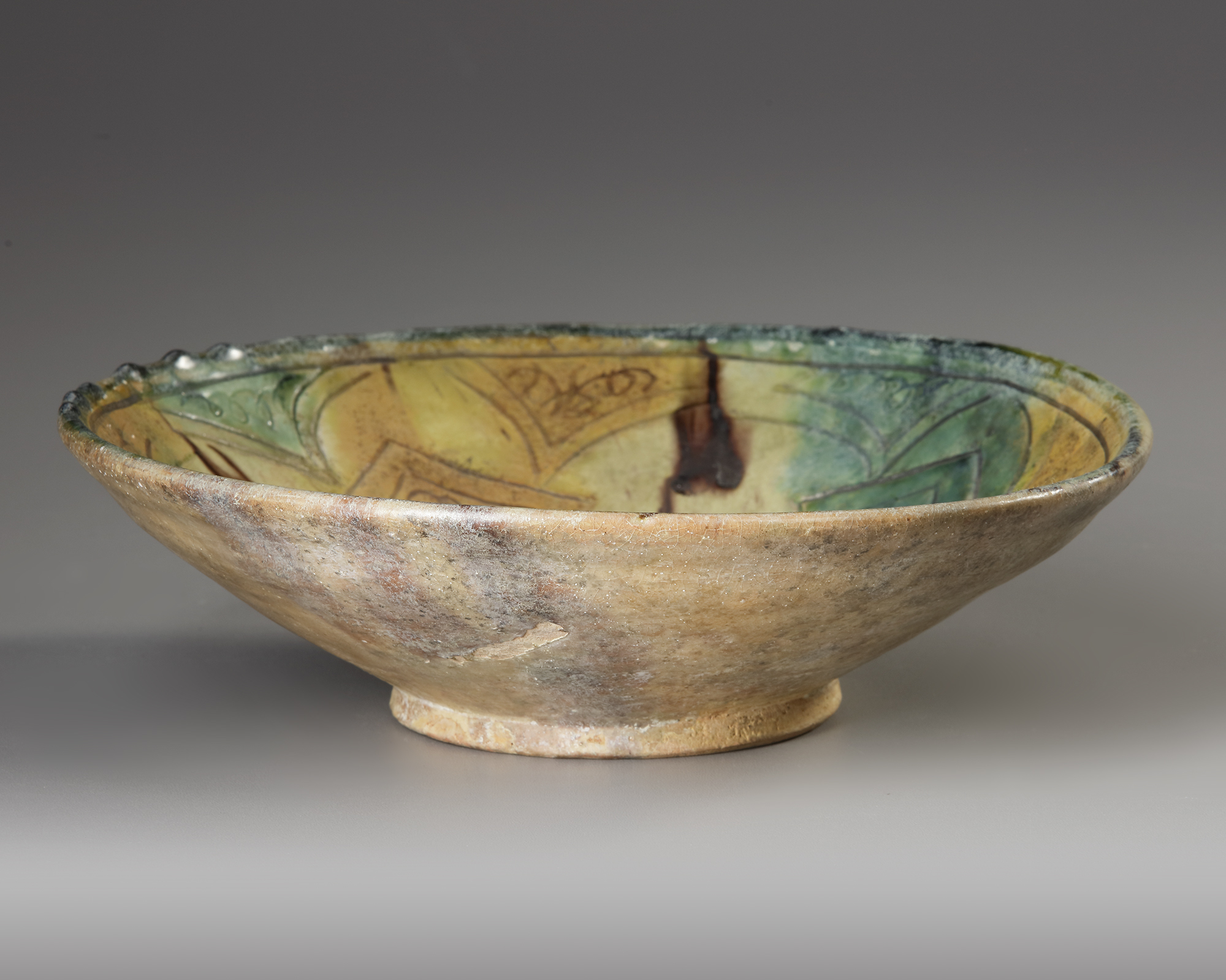 A PERSIAN SGRAFFITO SPLASHWARE POTTERY BOWL, PERSIA 10TH CENTURY
