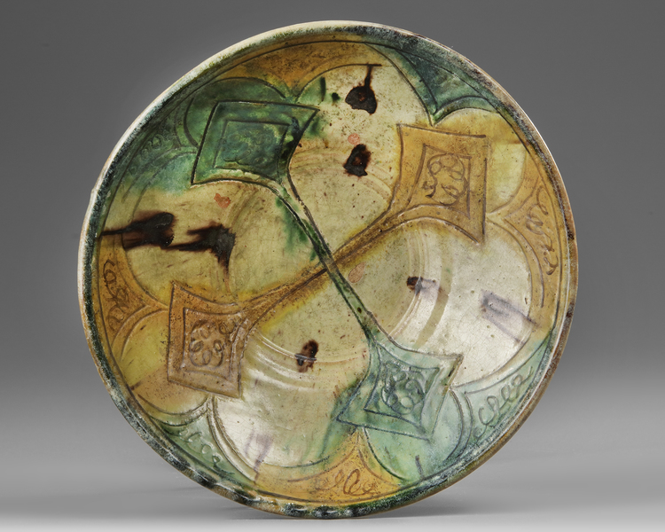 A PERSIAN SGRAFFITO SPLASHWARE POTTERY BOWL, PERSIA 10TH CENTURY