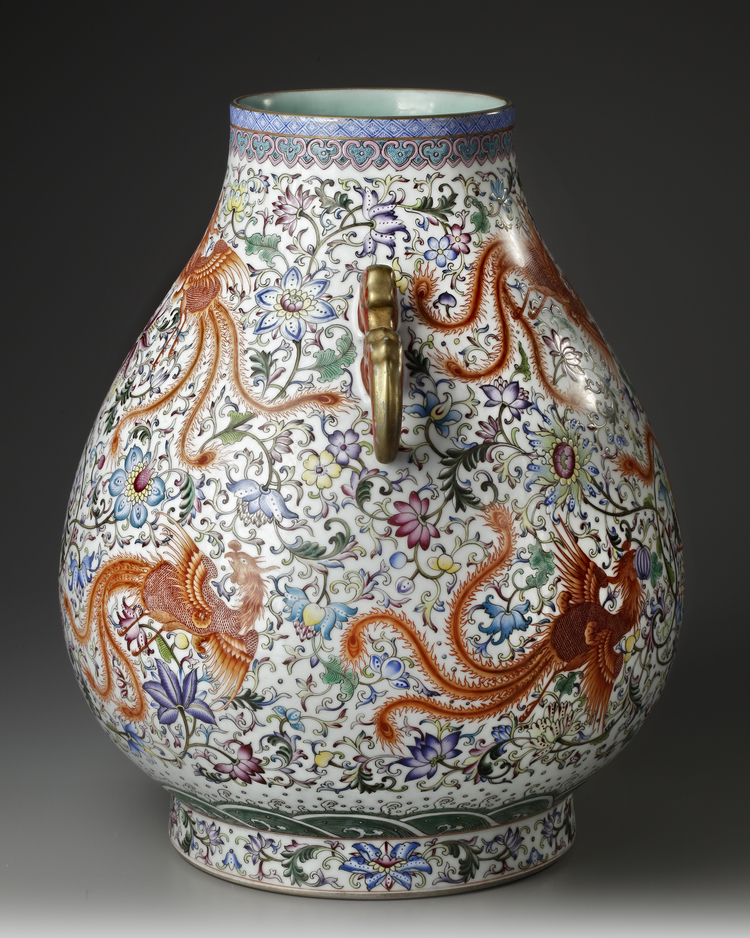 A LARGE CHINESE FAMILLE ROSE HU VASE, 19TH-20TH CENTURY