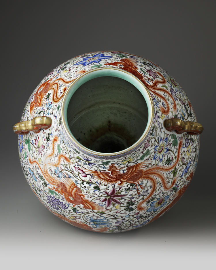 A LARGE CHINESE FAMILLE ROSE HU VASE, 19TH-20TH CENTURY
