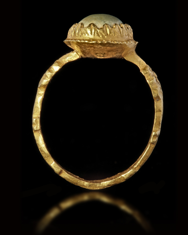 A GOLD RING, MEDIEVAL EUROPE, CIRCA 1350-1400 AD