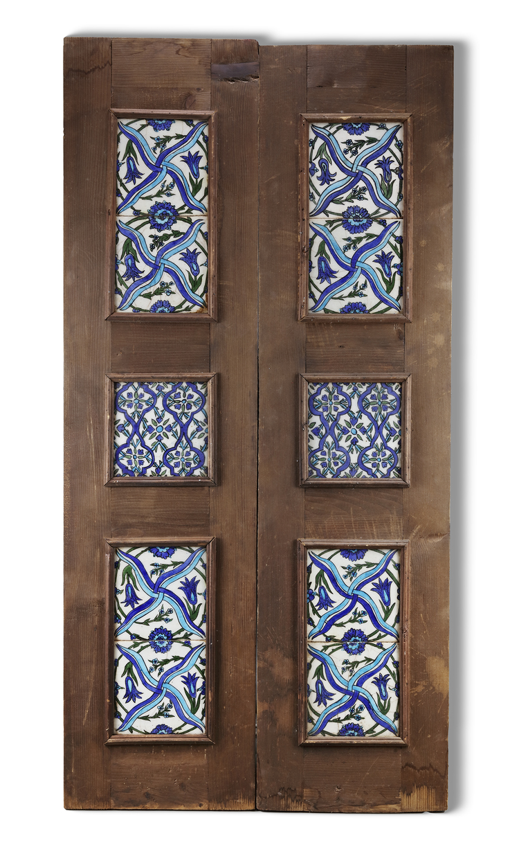 A WOODEN DOOR SET WITH 10 DAMASCUS STYLE POTTERY TILES, 20TH CENTURY