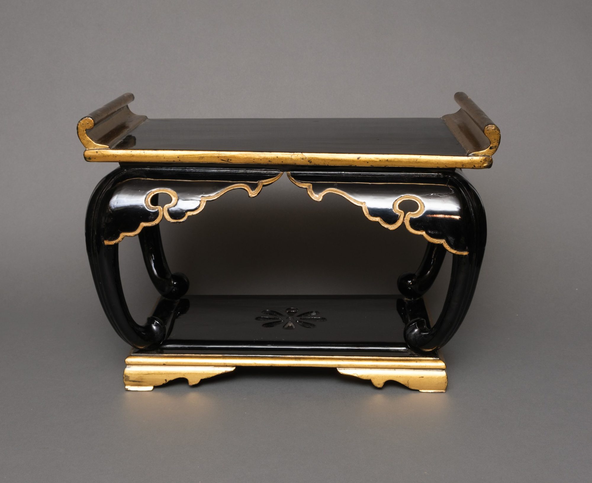 A JAPANESE LACQUER WOODEN TEMPLE TABLE, TAISHO PERIOD (1912-1926)
