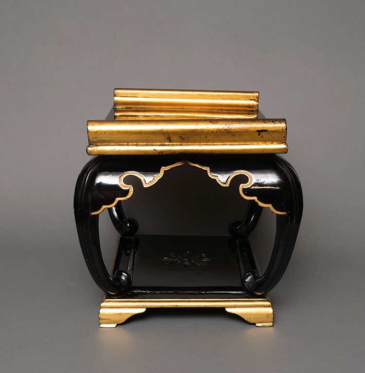A JAPANESE LACQUER WOODEN TEMPLE TABLE, TAISHO PERIOD (1912-1926)