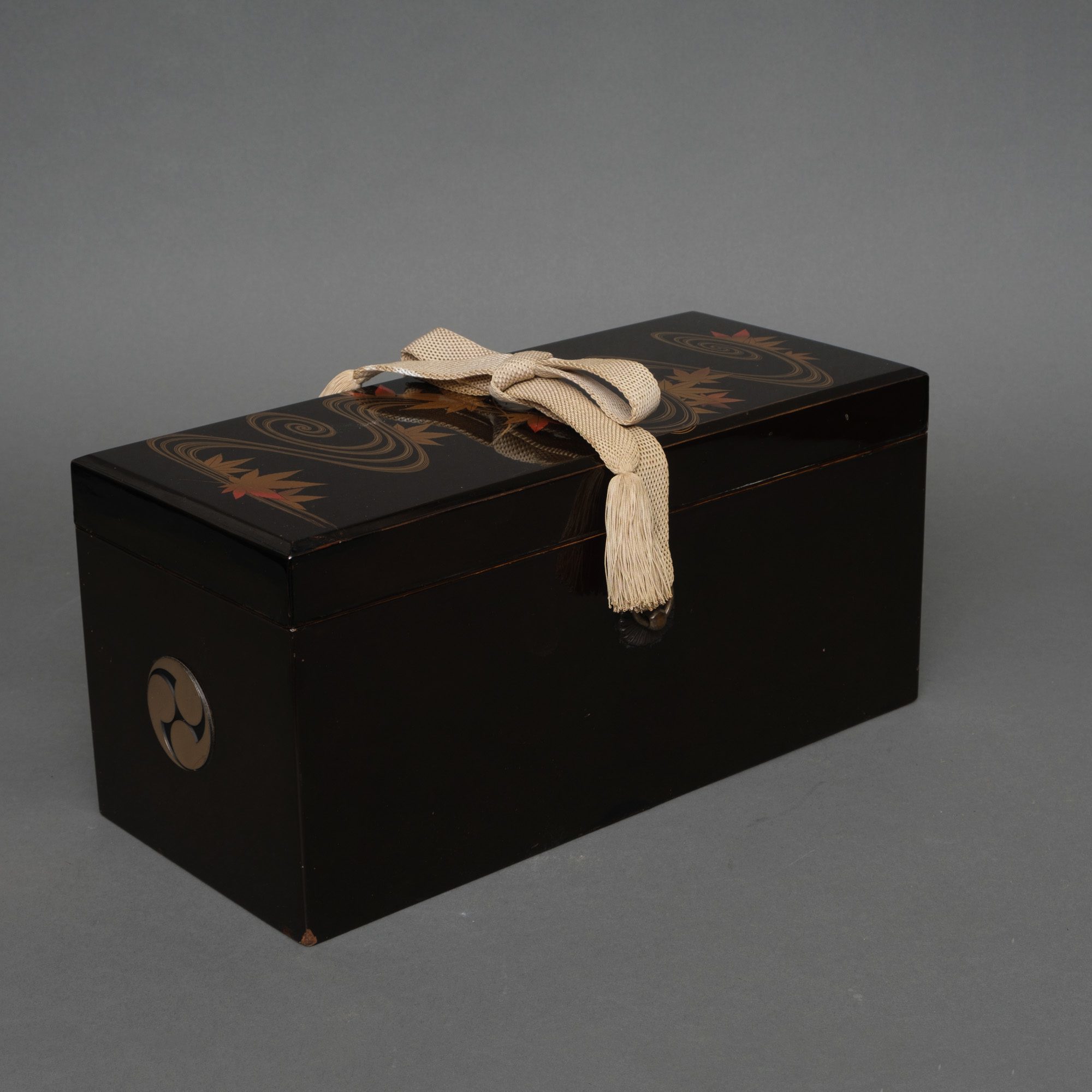 A LACQUERED JAPANESE BOX FOR PERSONAL ACCESSORIES, MID-LATE 20TH CENTURY
