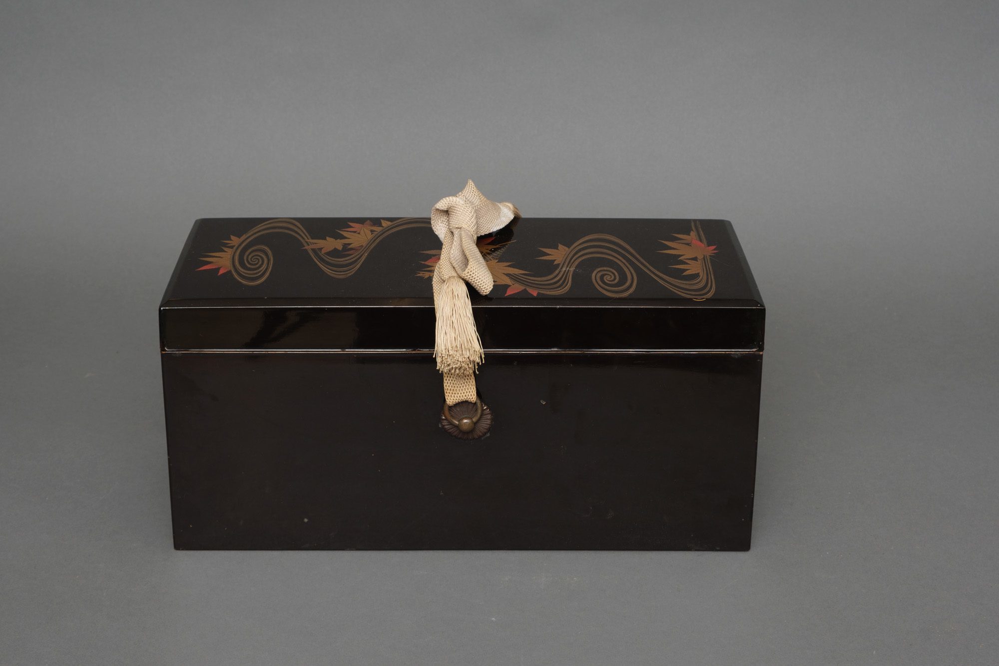 A LACQUERED JAPANESE BOX FOR PERSONAL ACCESSORIES, MID-LATE 20TH CENTURY
