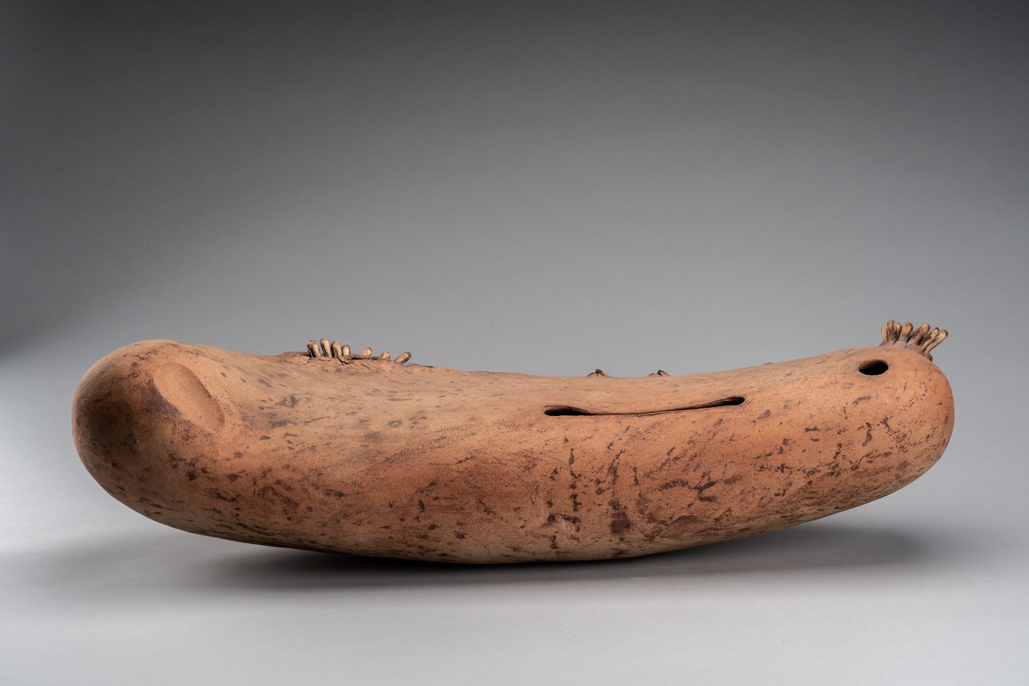 A JAPANESE CERAMIC OBJECT BY URANISHI KENJI 浦西健司 (1973)