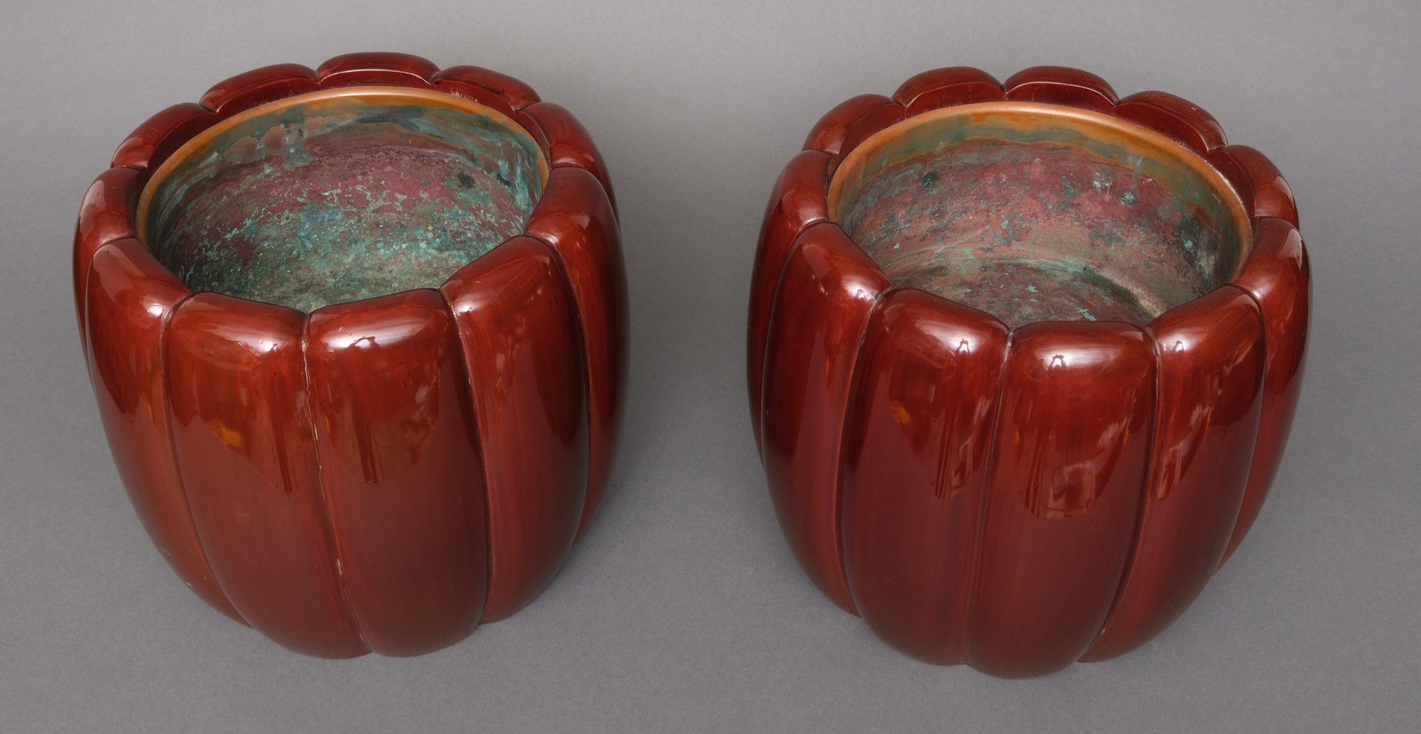 A PAIR OF RED LACQUERED JAPANESE HIBACHI, EARLY SHOWA PERIOD